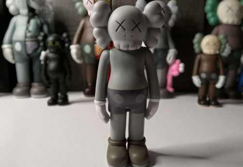 Коллекционная игрушка kaws