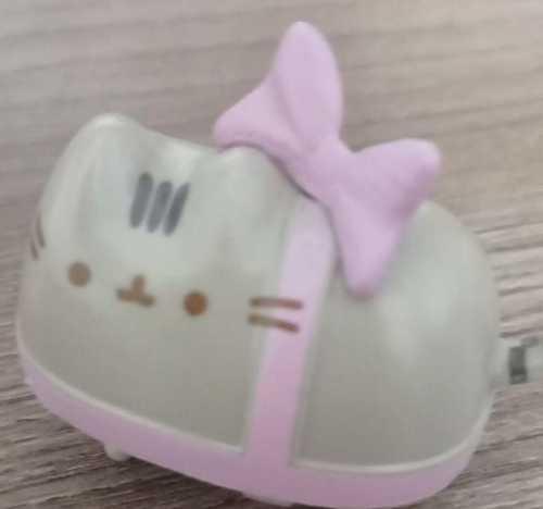 Фигурка кота с бантиком Pusheen