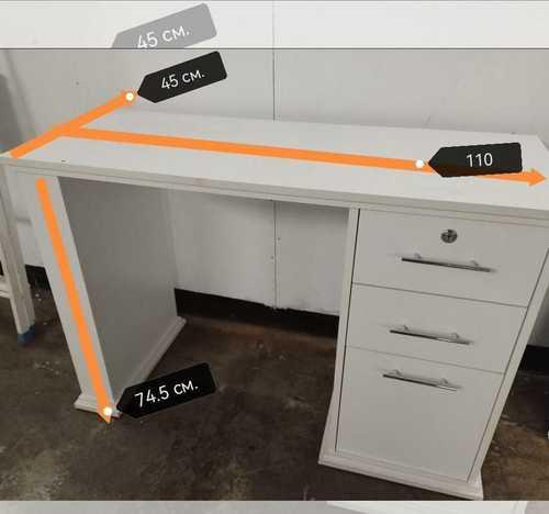 Маникюрный стол