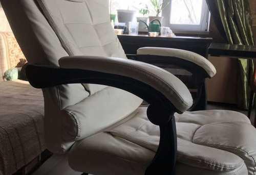 Компьютерное кресло белое (молочного оттенка)