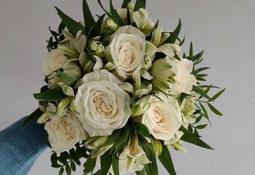 Свадебный букет из белых роз и альстромерии