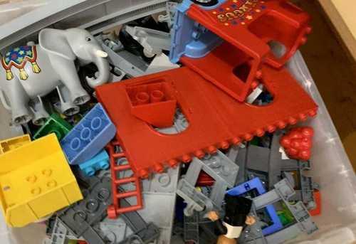 Коробка Lego с железной дорогой