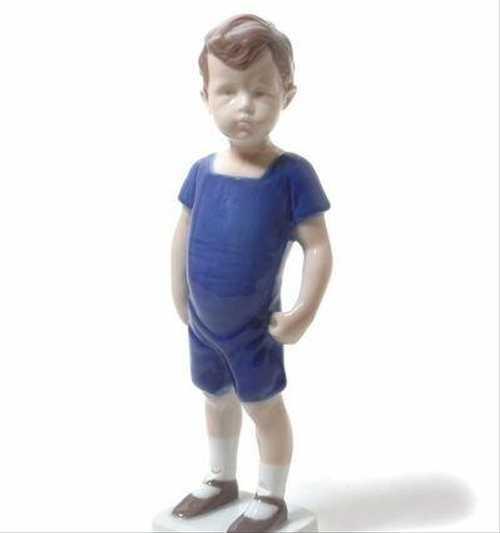 Фарфоровая фигура Мальчик в шортах. Bing & Grondah