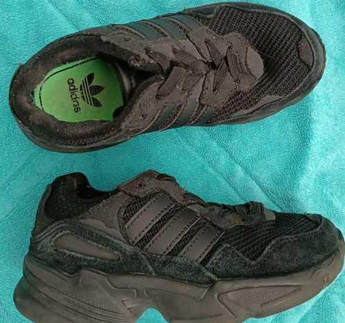 Кроссовки adidas. р.28