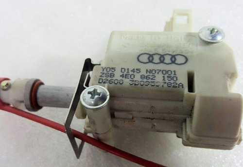Привод замка лючка бензобака Audi A8 d3