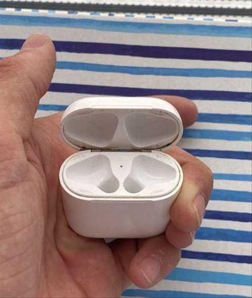 Почему кейс от airpods мигает красным на зарядке