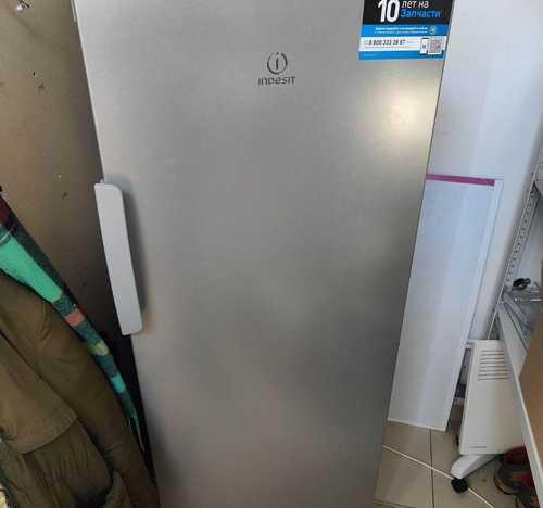 Морозильник indesit DFZ 4150. 1s бу 7 месяцев