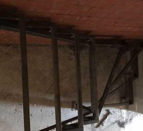Сварной Каркас Лестницы на Ломанном Косоуре на Дач