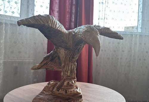 Резная статуэтка орла из дерева