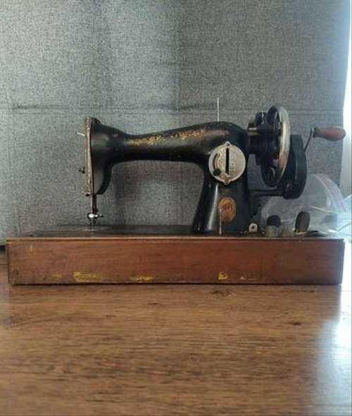 Швейная машинка singer с нужными принадлежностями