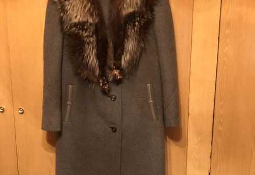 Пальто зимнее с воротником из чернобурки