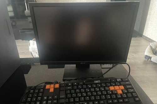 Комьютер с монитором и клавиатурой