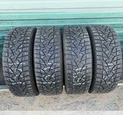 Bridgestone Blizzak Spike-02 215/65 R16 98T
