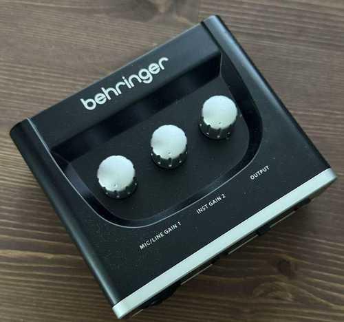 Звуковая карта behringer um2