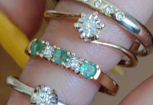 Золотое кольцо с бриллиантами изумрудом