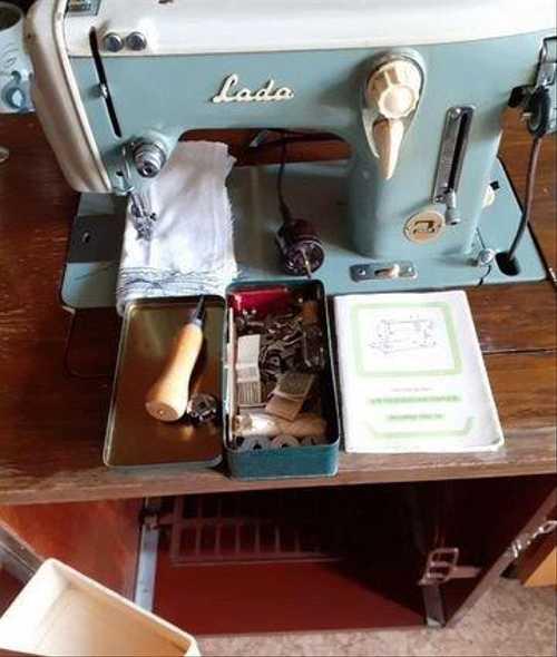 Швейная машина "Lada-236"в тумбе