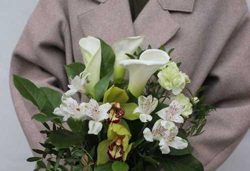 Букет в бело-зеленой гамме с орхидеей