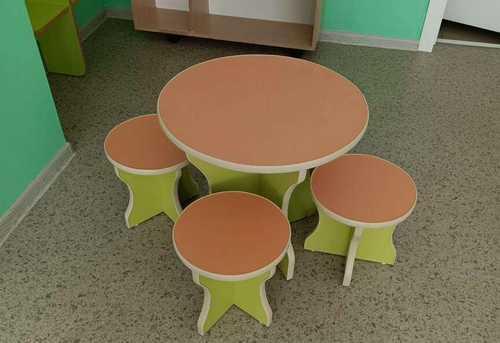 Детские стульчики и столик