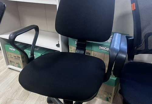 Офисные компьютерные кресла 3 штуки
