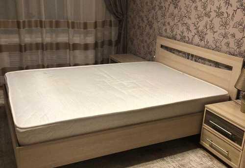 Кровать с матрасом и тумбами
