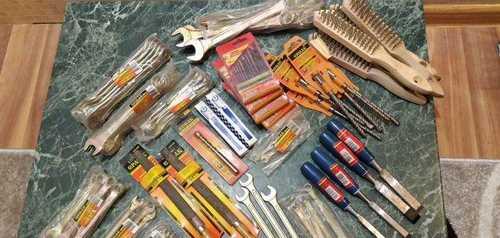 Ключи рожковые, сверла и другие инструменты