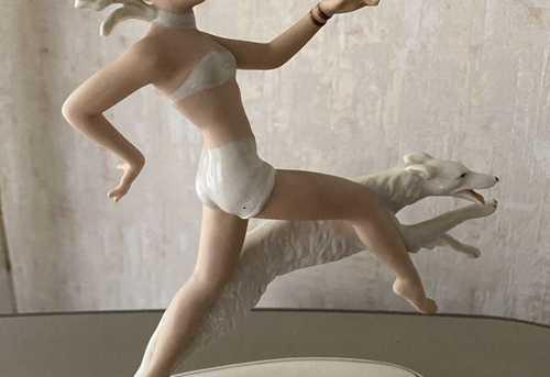 Фарфоровая статуэтка бегущей девушки и собаки ГДР