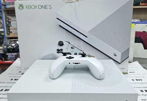 Xbox One S 1Tb, подписка в подарок