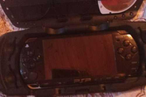PSP 2000 с чехлом и двумя играми