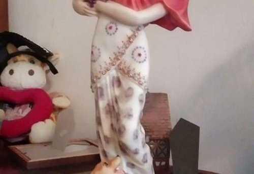 Статуэтка фарфоровая Дама в красном Италия