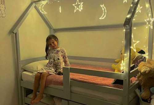 Детская кровать с выдвижным механизмом в форме дом
