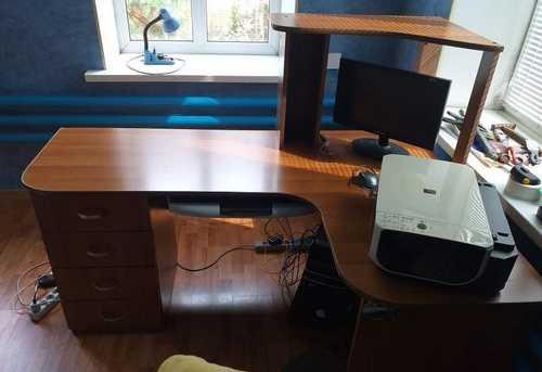 Продаю компьютерный стол в отличном состоянии