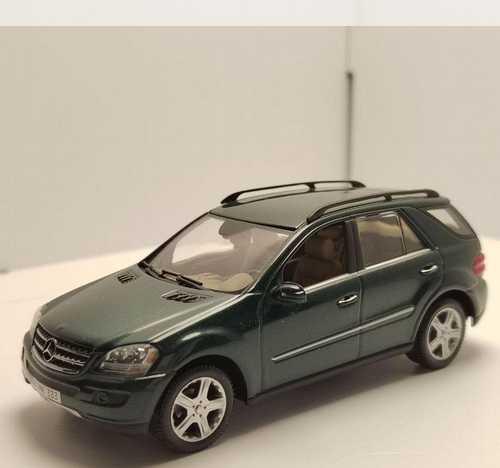 Mercedes Benz M-Class Minichamps 1/43