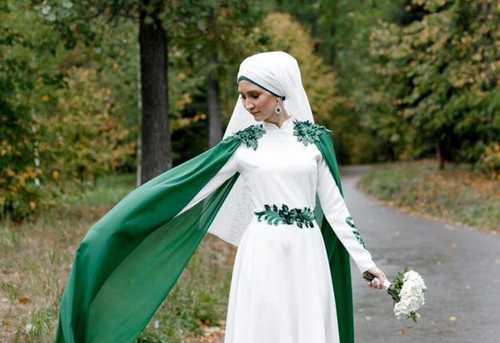 Платье на никах белое с зелеными вставками