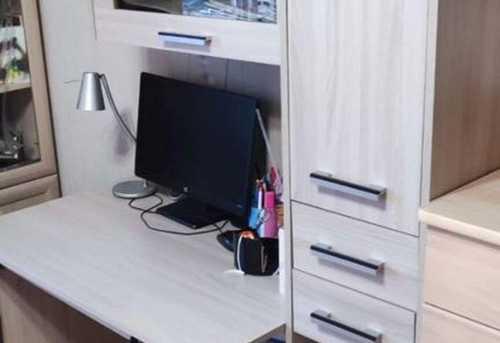 Компьютерный стол с ящиками и шкафчиками