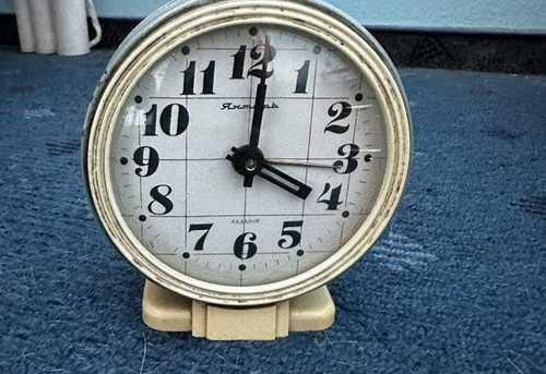 Советские часы-будильник Янтарь СССР