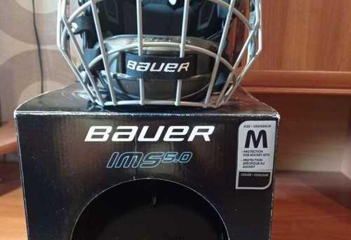 Хоккейный шлем и хоккейные принадлежности