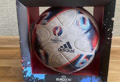 Футбольный мяч с Евро-2016