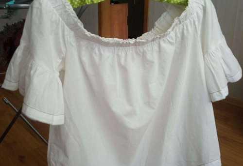 Блузка с вырезом-лодочкой и воланами на рукавах