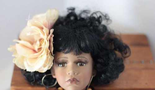Коллекционная фарфоровая кукла африканка
