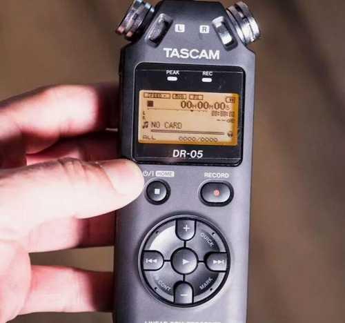 Диктофон портативный рекордер Tascam DR-05 4Гб