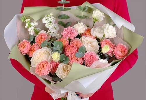 Букет «Я люблю» из кустовых роз, пионовидных роз и