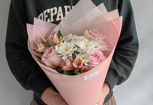 Розовый букет комплимент из роз хризантемы