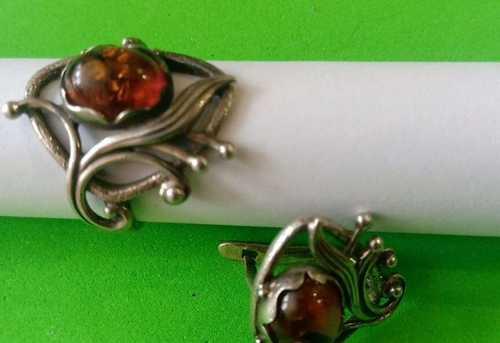 Серебряное кольцо и сережка с натуральным янтарем