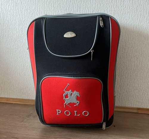 Чемодан с женскими вещами