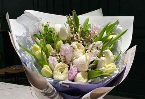 Весенний букет цветов Букет тюльпанов Ранункулюсы