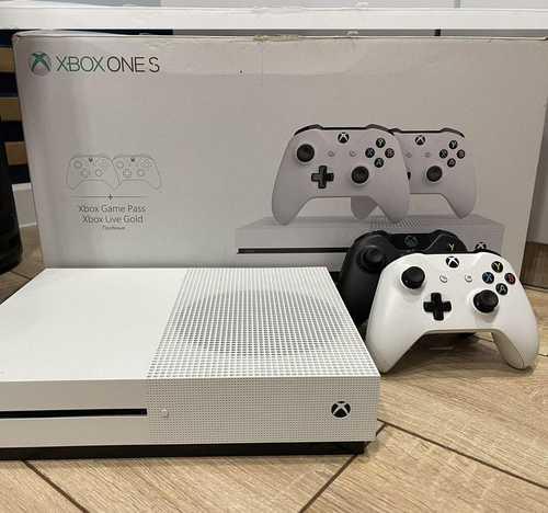 Xbox One S 1tb с двумя геймпадами