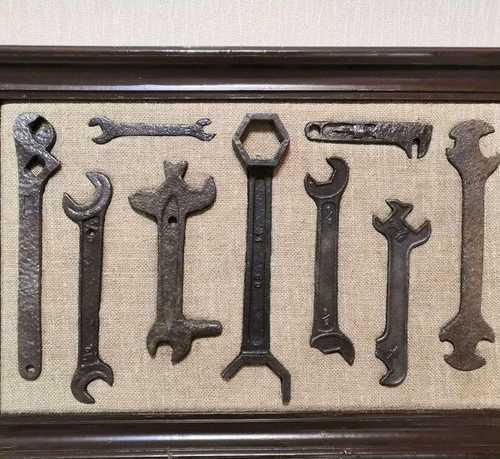 Панно со старыми гаечными ключами