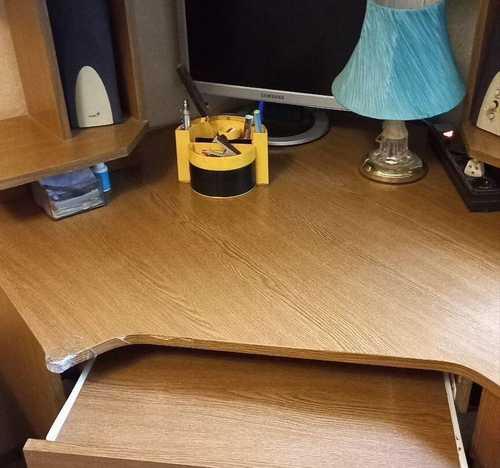 Компьютерный угловой стол