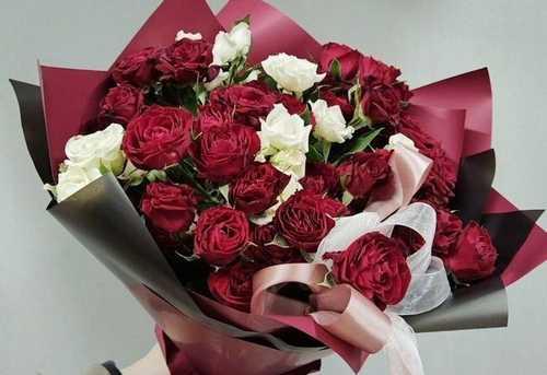 Букет из 17 красных и белых кустовых роз