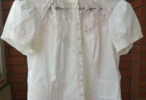 Блузка рубашка белая с кружевной вставкой спереди